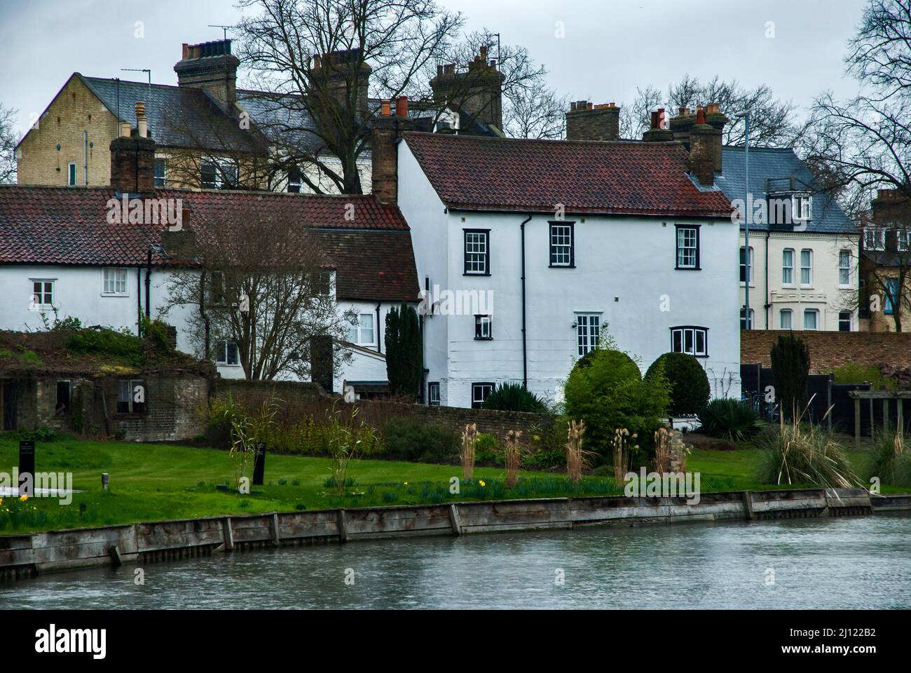 View of countryside town with traditional British houses by the river ...