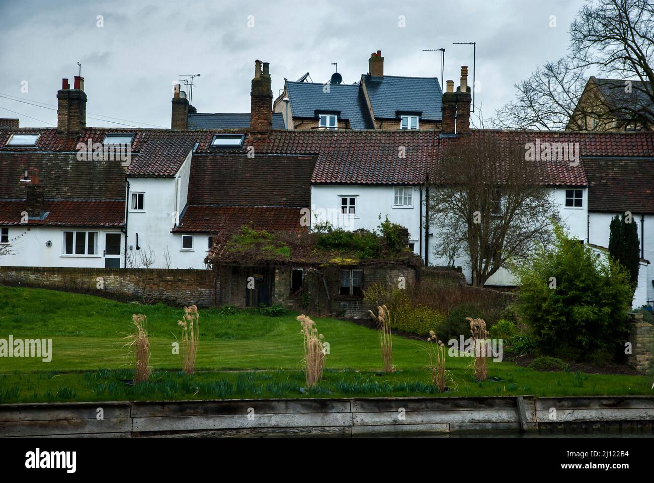 View of countryside town with traditional British houses by the river ...