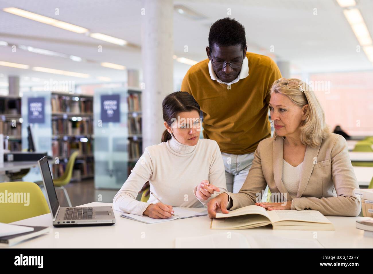 Helping students study library hi-res stock photography and images - Alamy