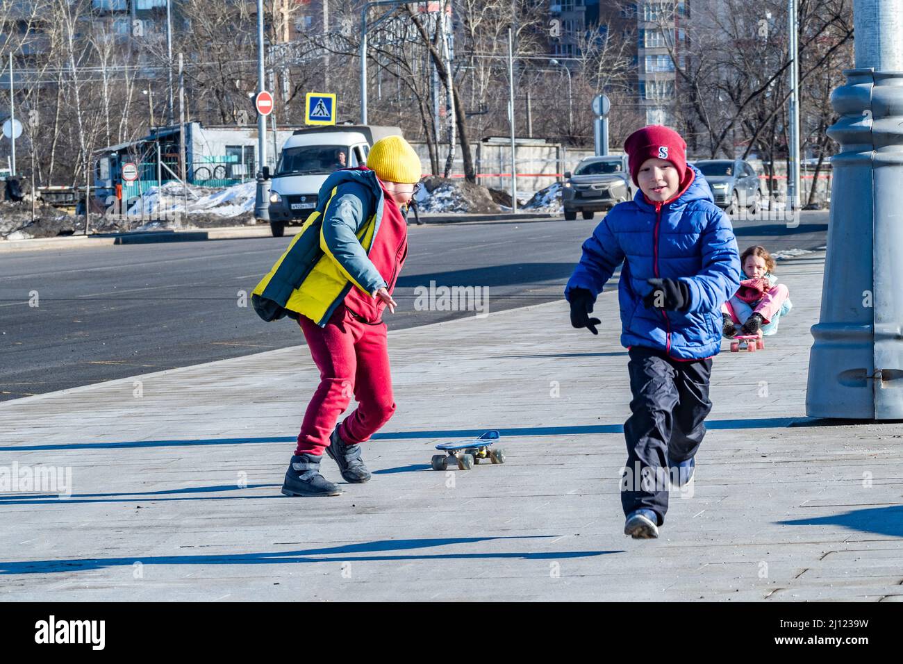 Russia, Moscow. Children riding skateboards Stock Photo - Alamy