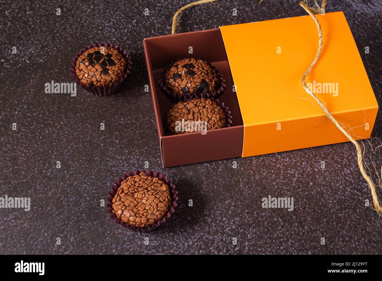 Brigadeiros, traditional and bitter, outside and inside the box ...