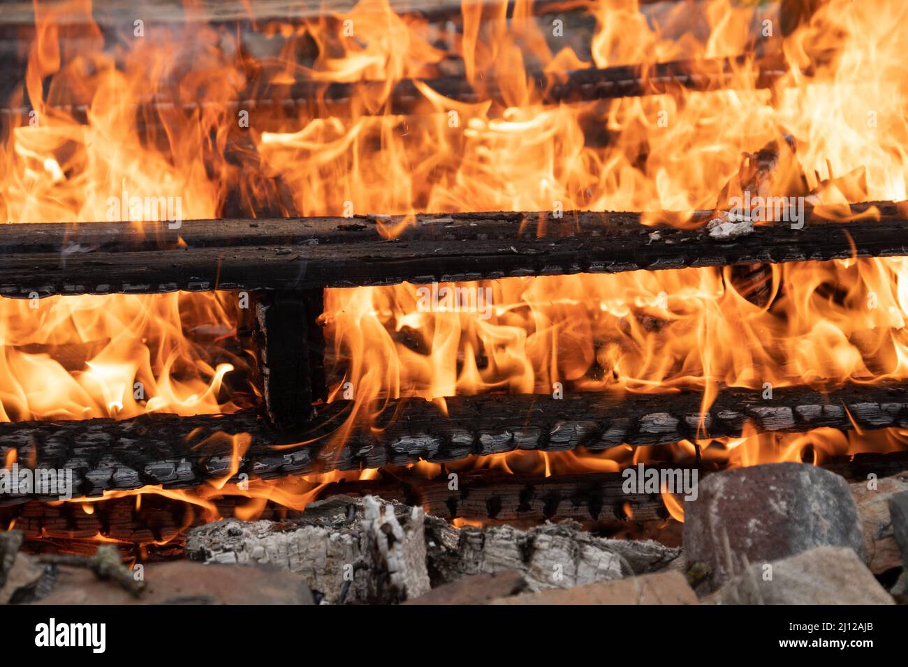 Fire flames engulfing burring wood pallet Stock Photo - Alamy
