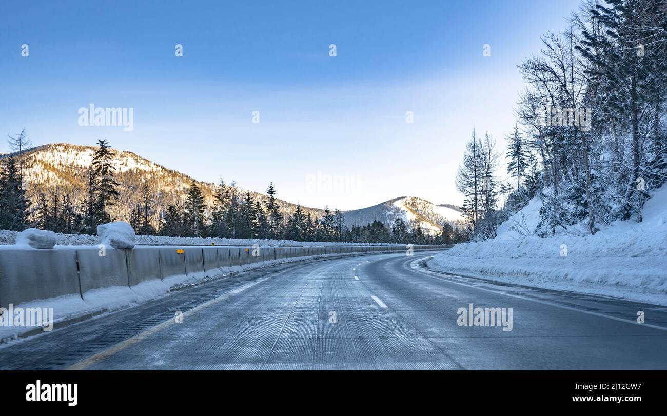 Snow on the side of the road hi-res stock photography and images - Alamy