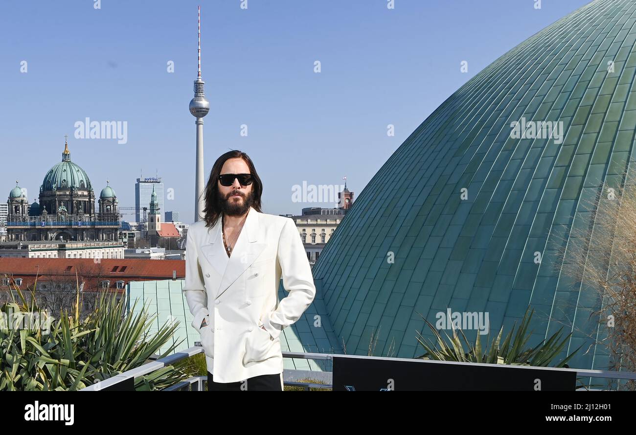 Berlin, Germany. 21st Mar, 2022. US actor Jared Leto stands on the roof ...