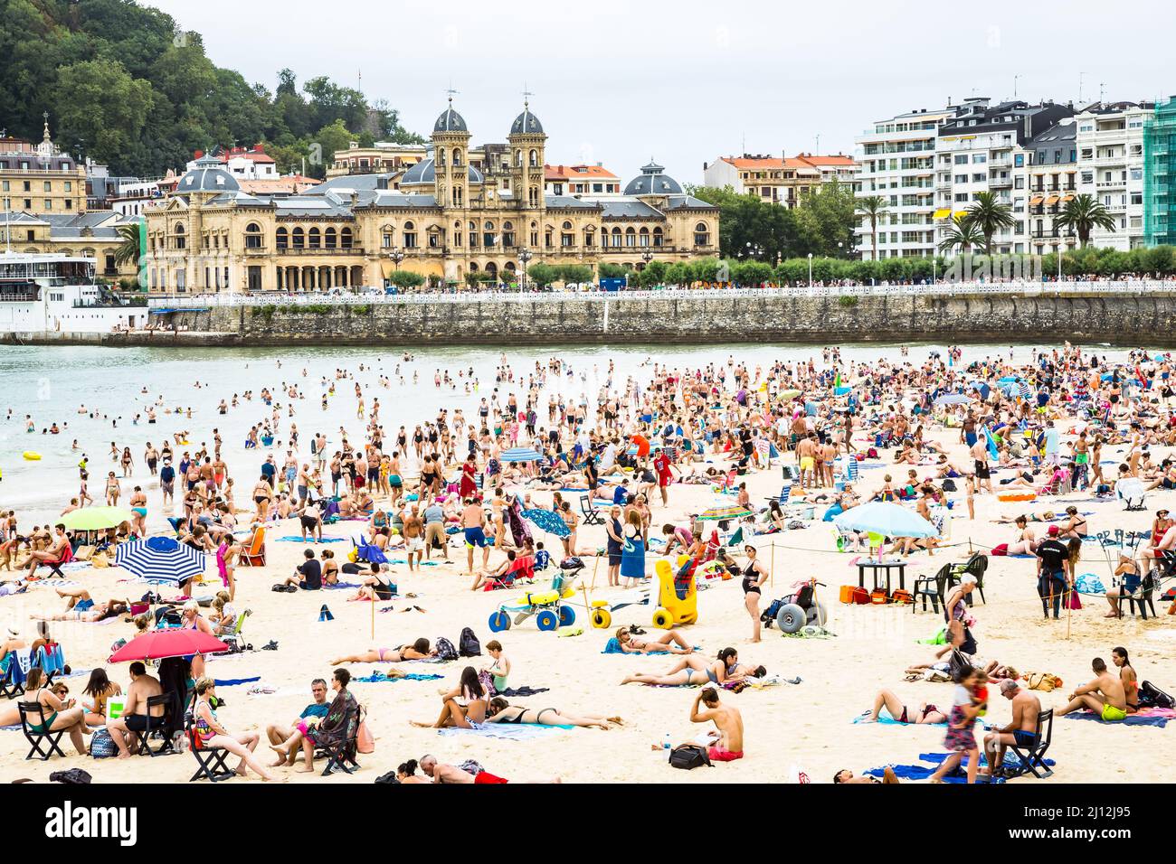 Basque country the crowded beach san hi-res stock photography and ...