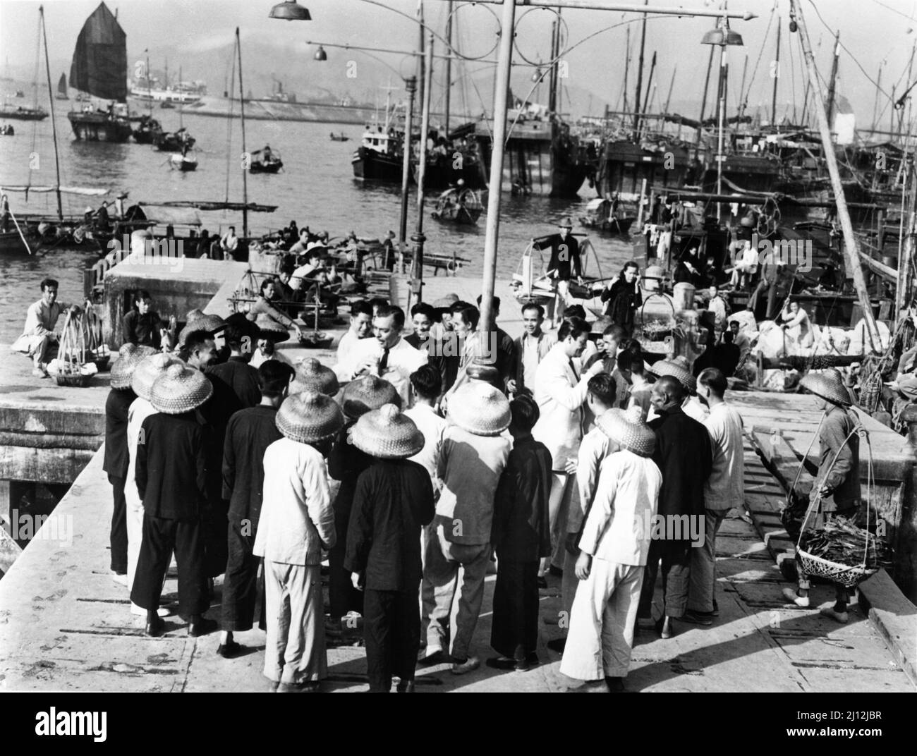 Hollywood crowd 1950s hi-res stock photography and images - Alamy