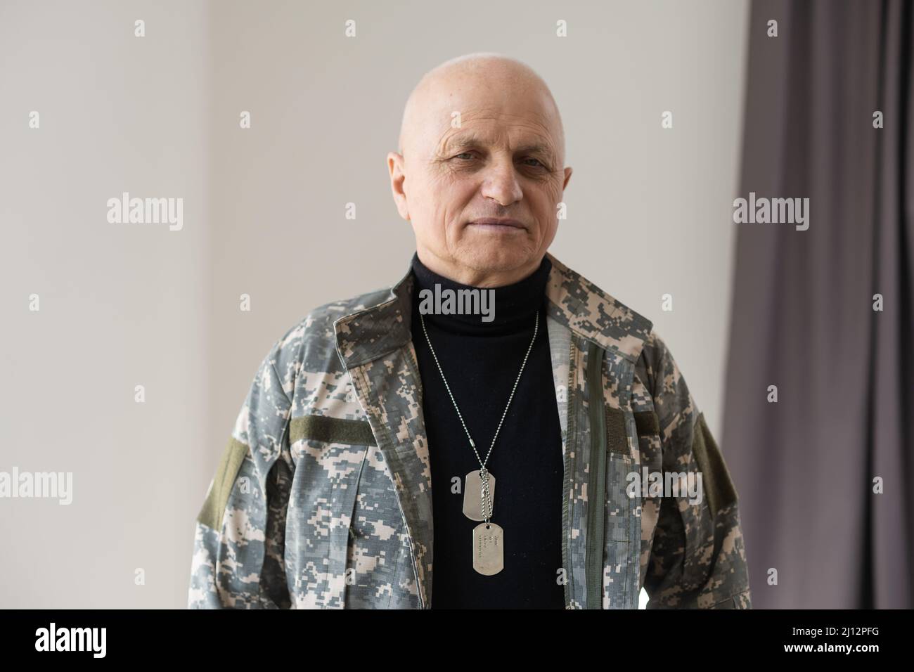 Veteran soldier in military uniform Stock Photo - Alamy