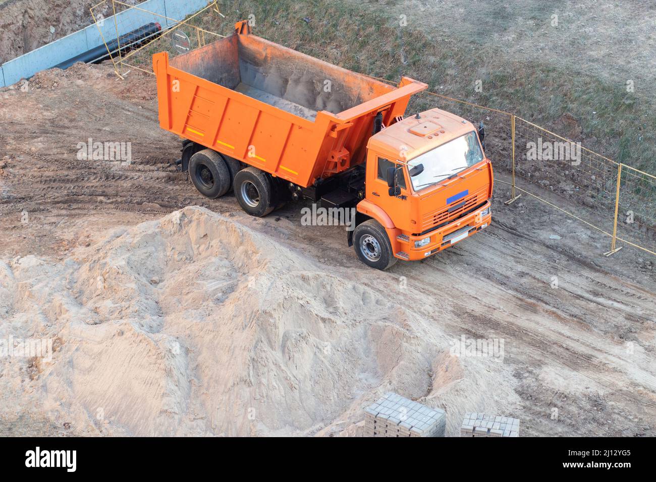 Lorry load of sand hi-res stock photography and images - Alamy
