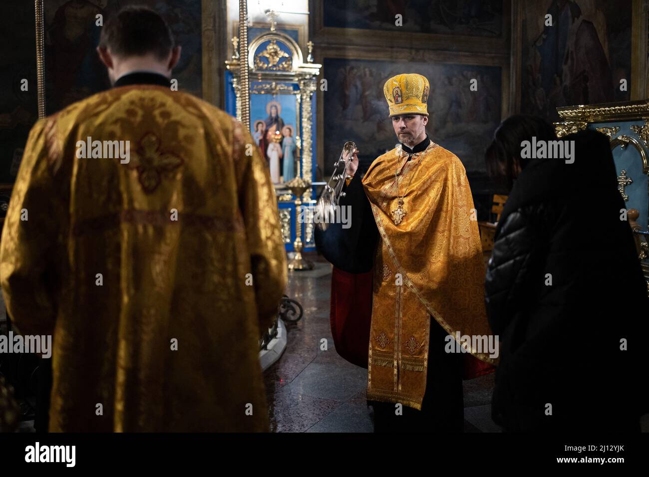 Orthodox Priest gives Mass to Ukrainian soldiers at a Orthodox ...