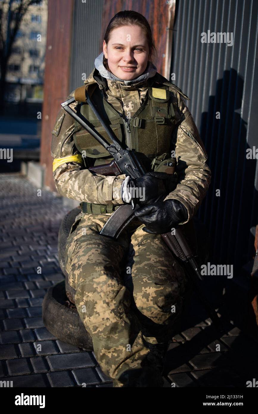 A dancer, Alina, 26 years old, joined the Volunteers armed forces ...