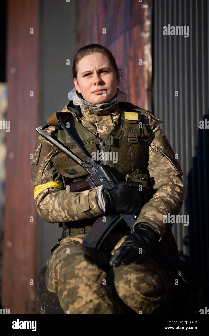 A dancer, Alina, 26 years old, joined the Volunteers armed forces ...