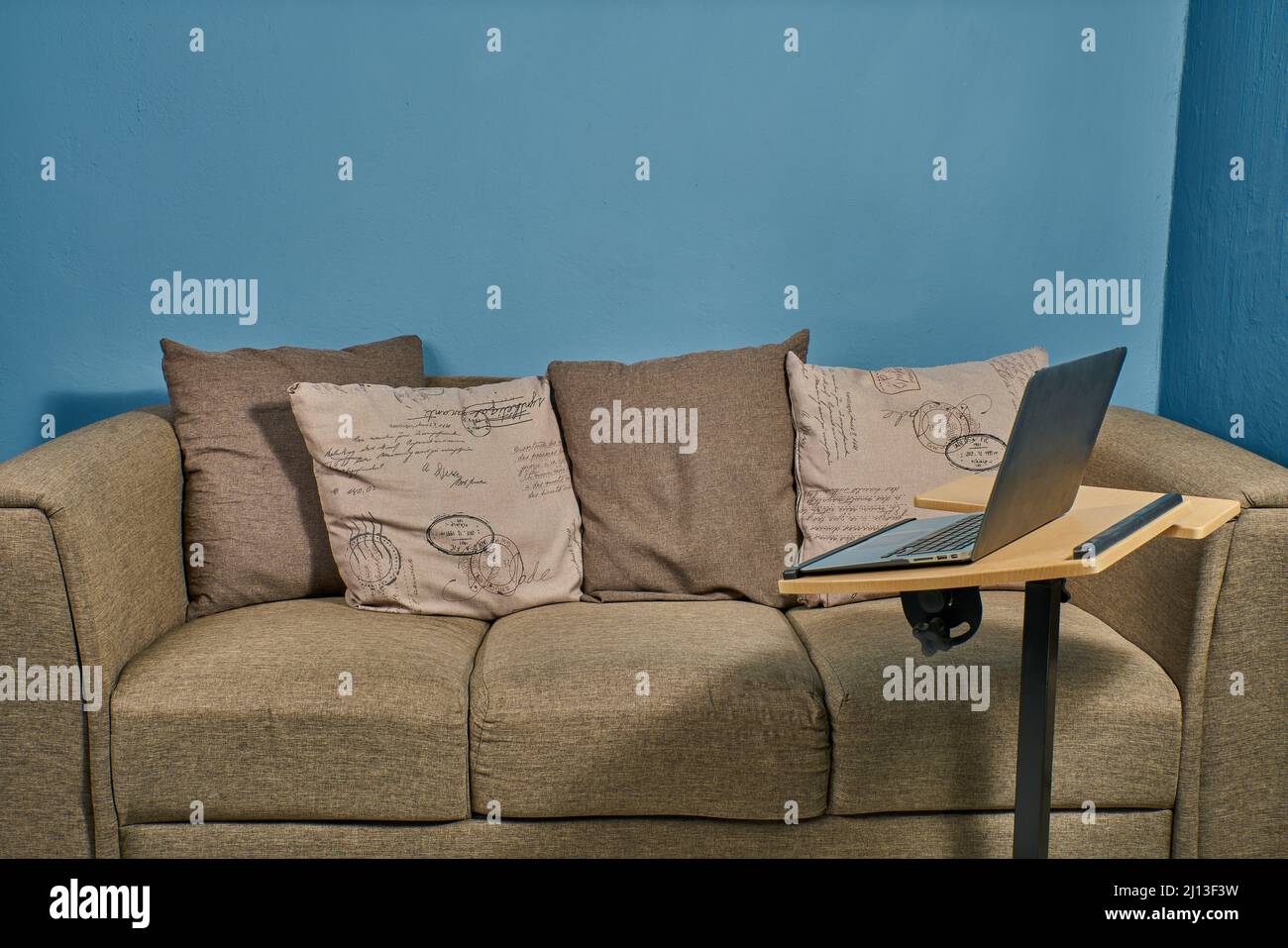 People contemporary living room hi-res stock photography and images - Alamy