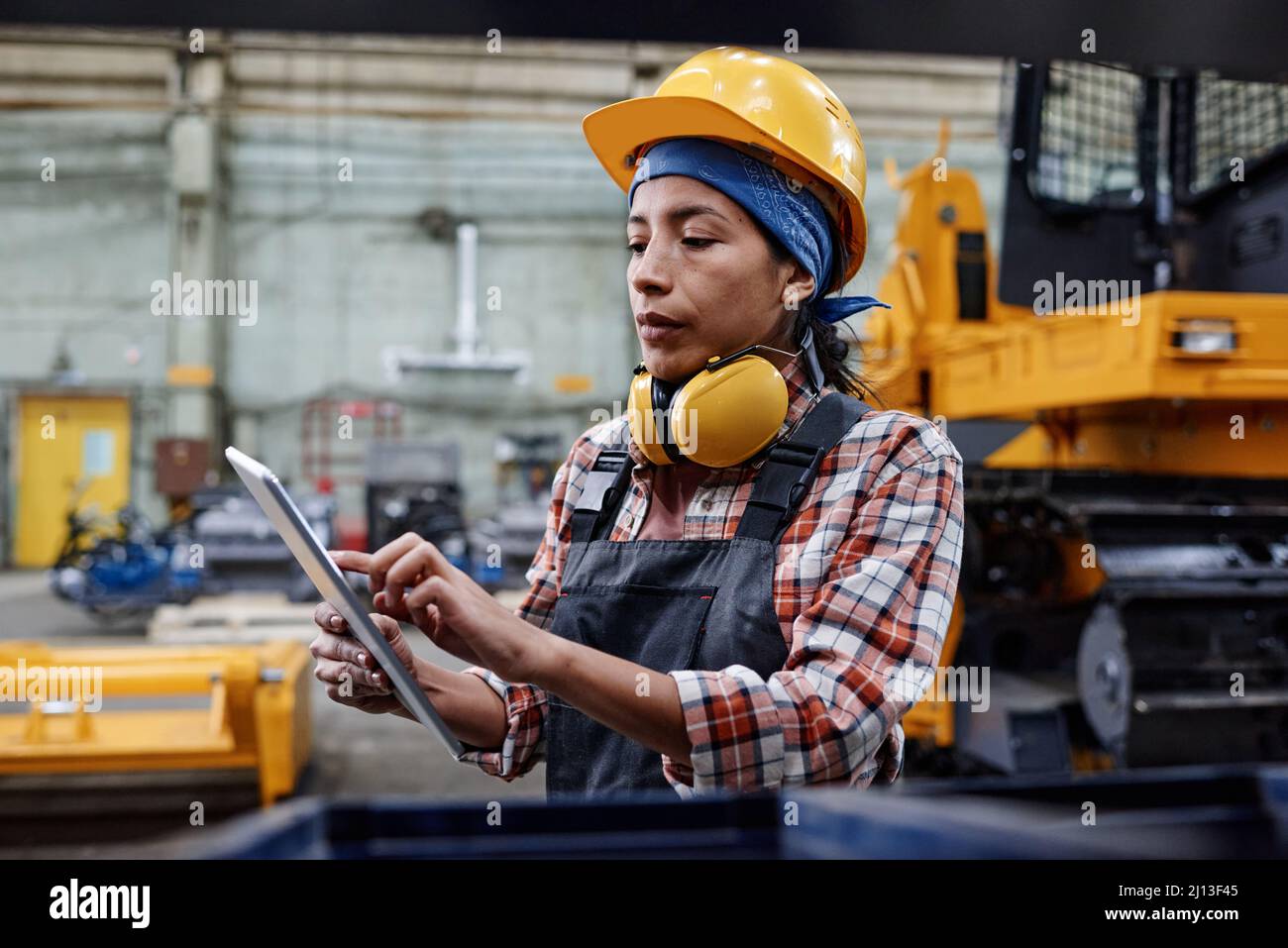 Female electronic technician hi-res stock photography and images - Alamy