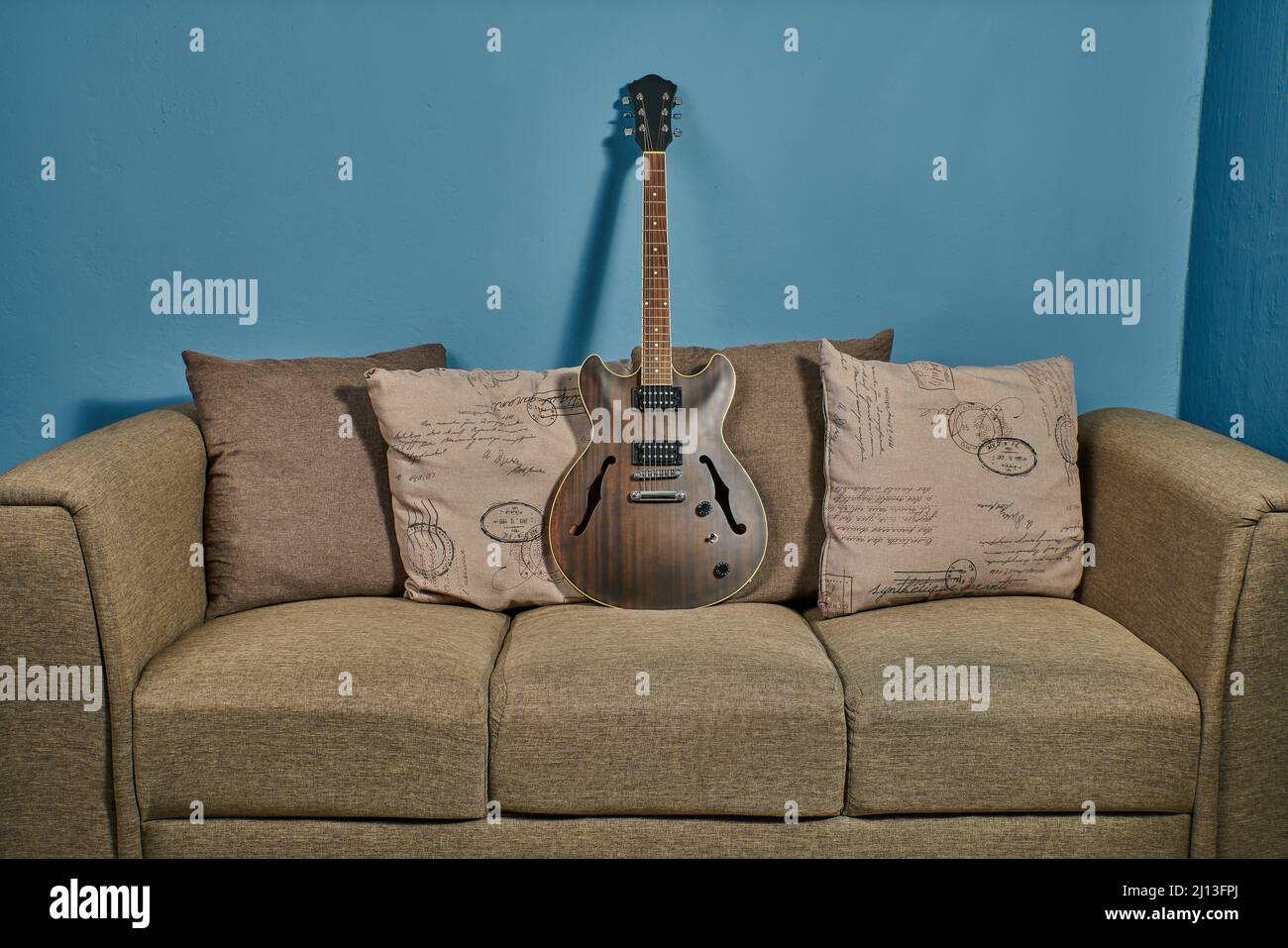 Singing and playing guitar at home on a relaxed couch Stock Photo - Alamy