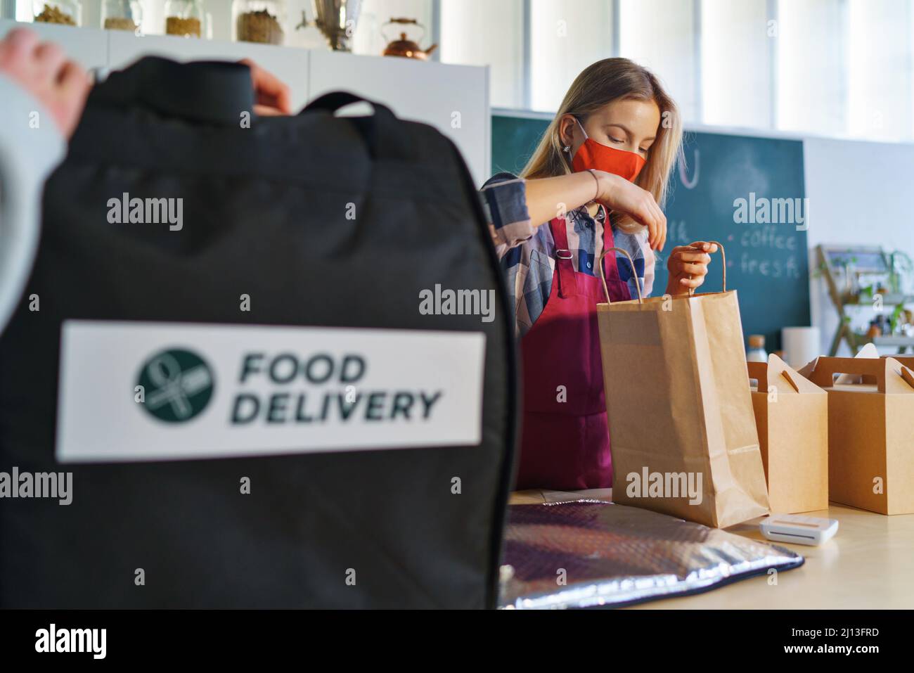Delivery meal hi-res stock photography and images - Alamy
