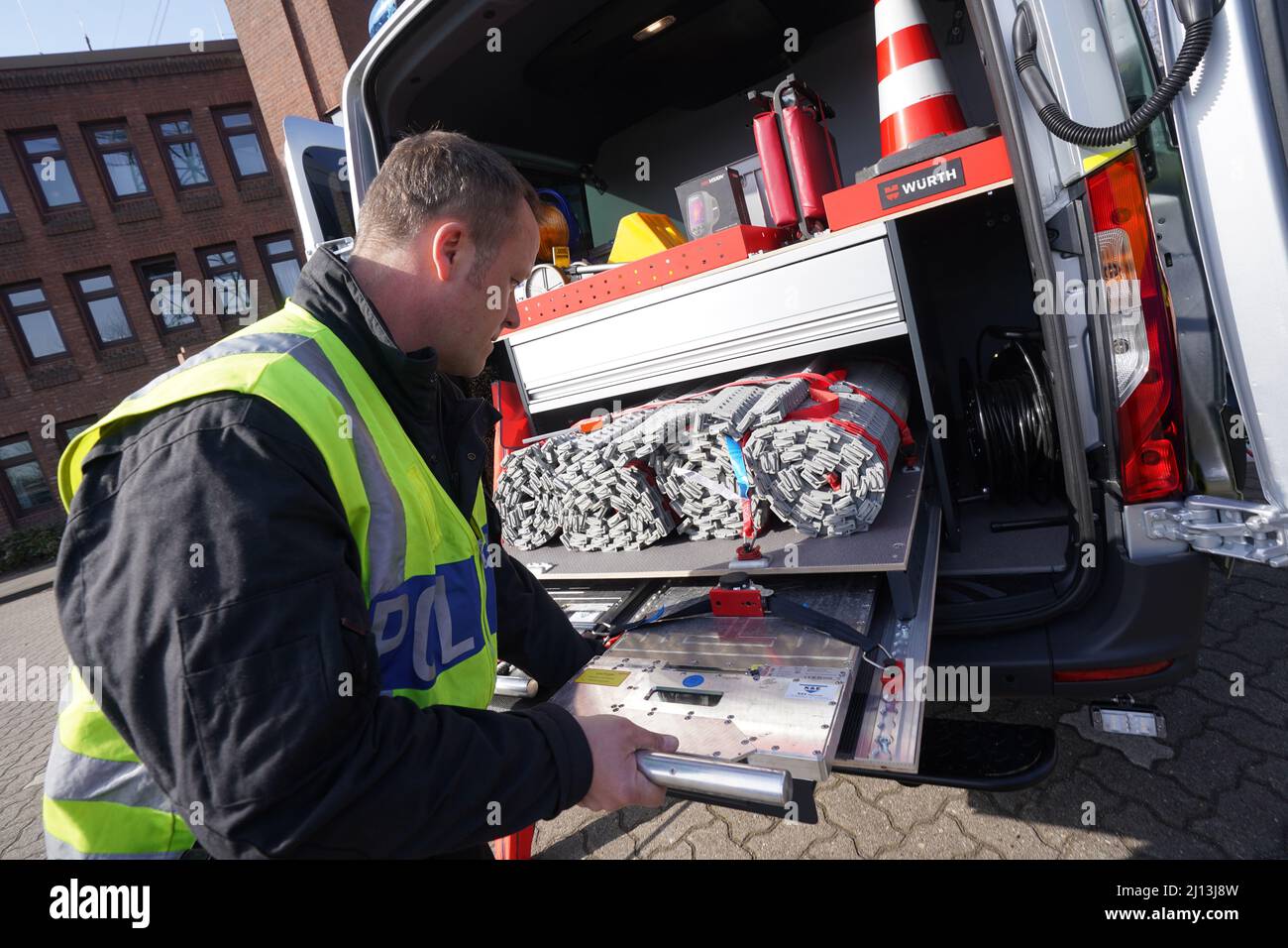 Hamburg, Germany. 22nd Mar, 2022. An employee of the "Heavy Duty ...