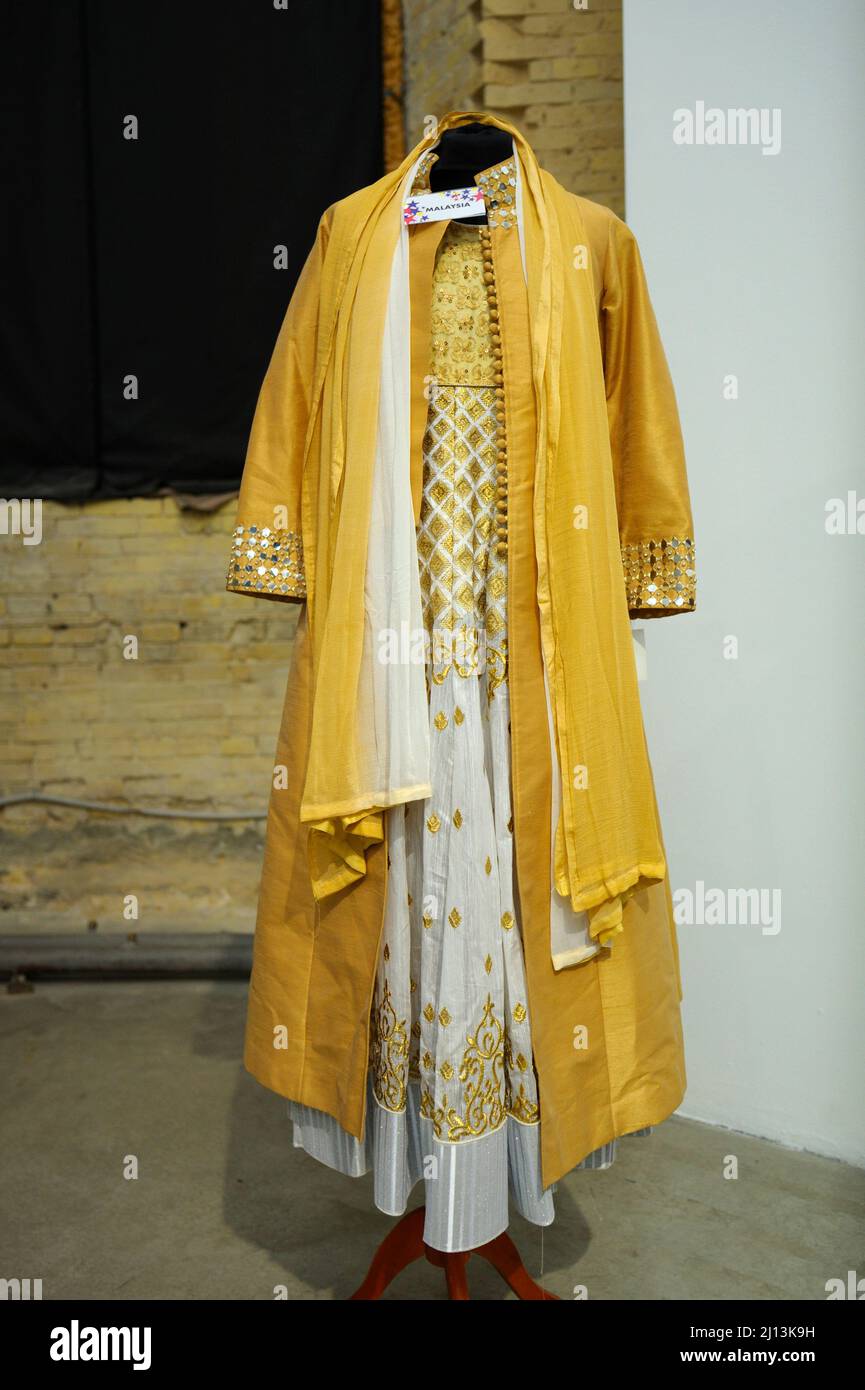 Women malaysian traditional clothes hi-res stock photography and images ...