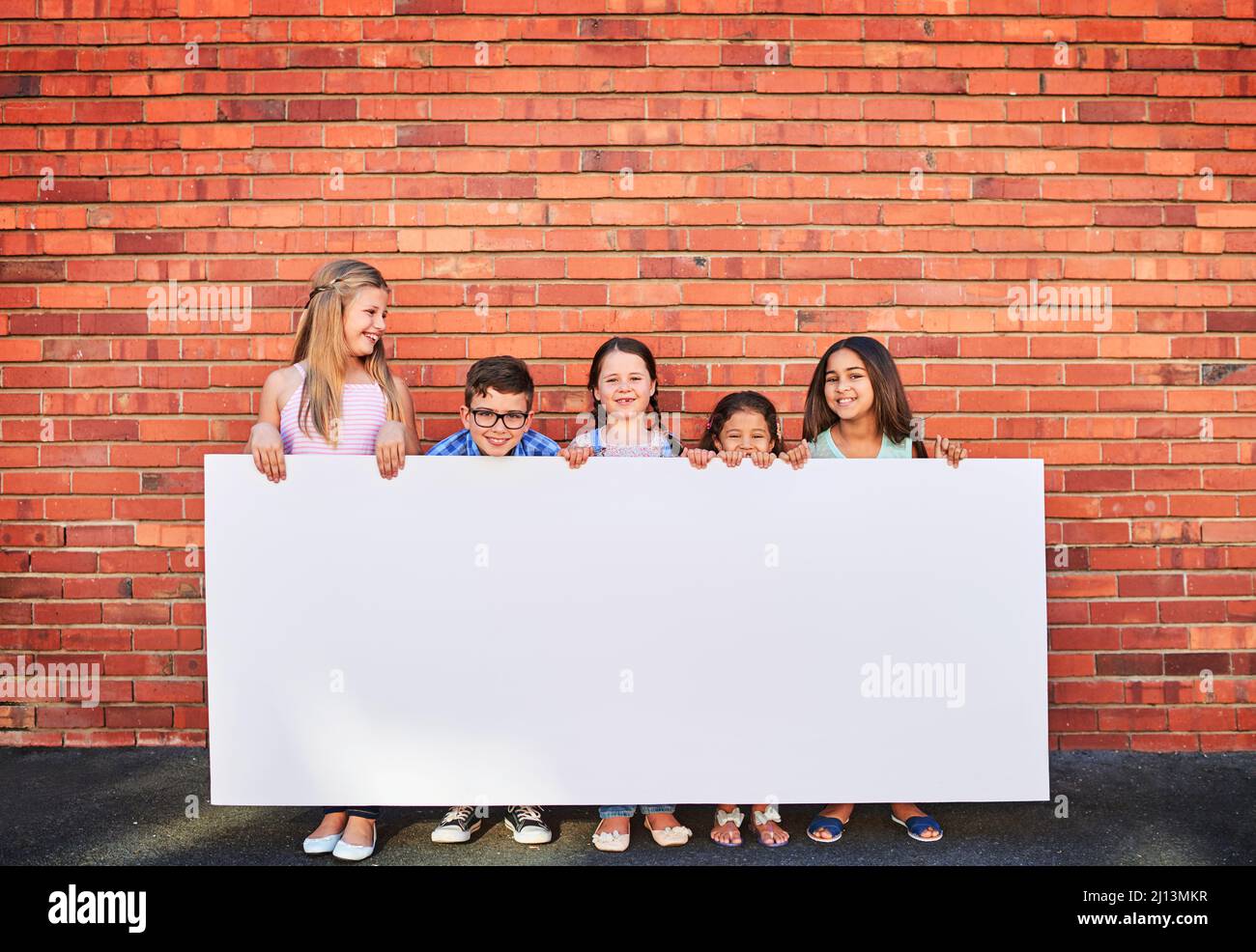 Group kids holding blank sign hi-res stock photography and images - Alamy