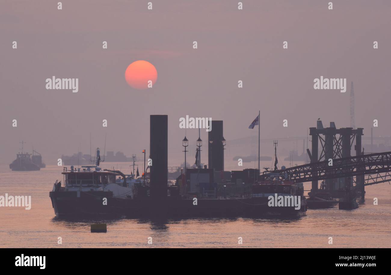 22/03/2022. Gravesend UK Pastel colours of the rising sun filter ...