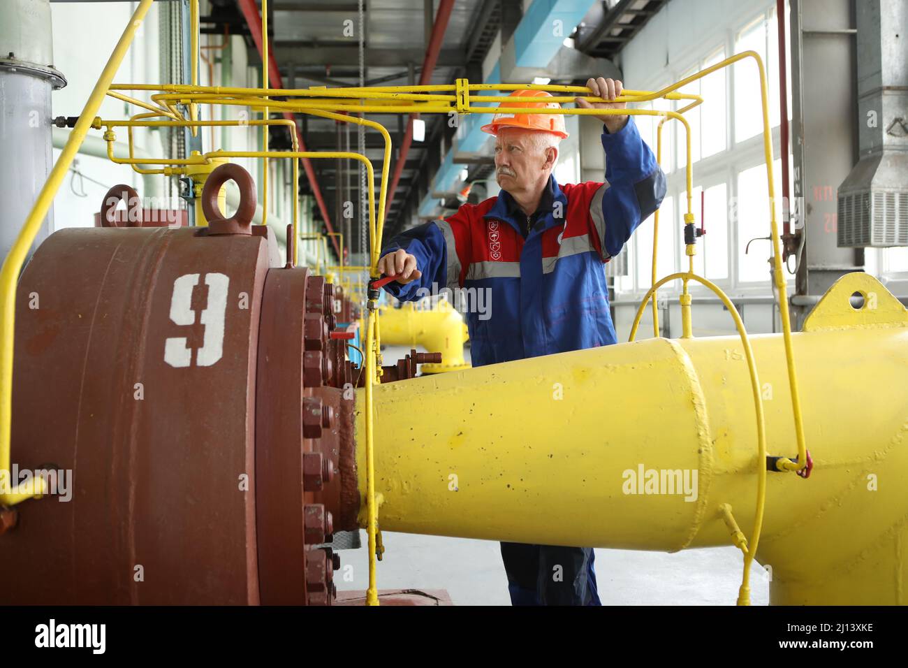 Oil rig workers maintenance hi-res stock photography and images - Alamy