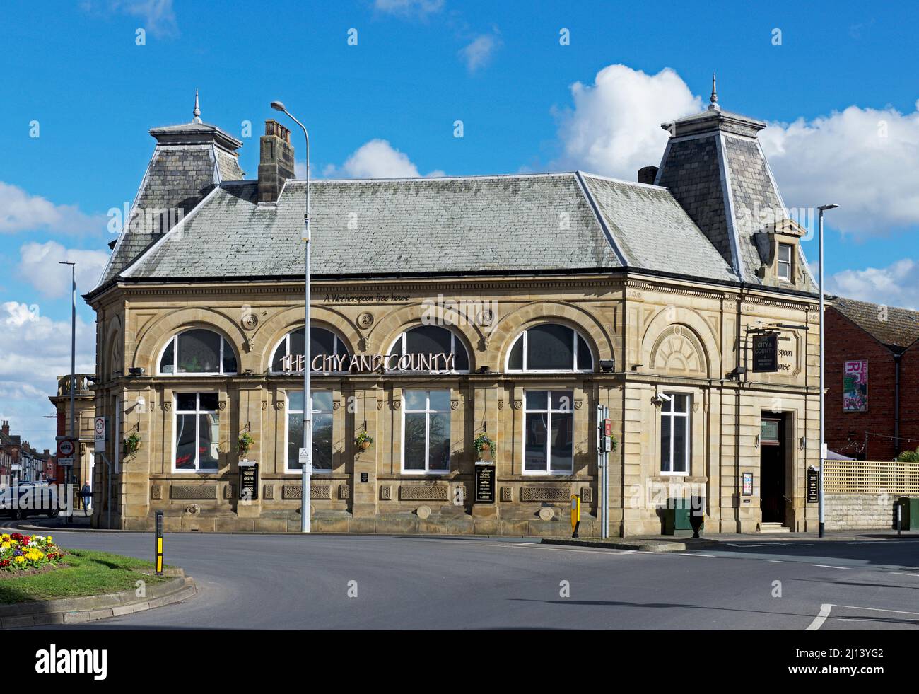 Wetherspoon pub - the City & County - Market Square, Goole, East ...
