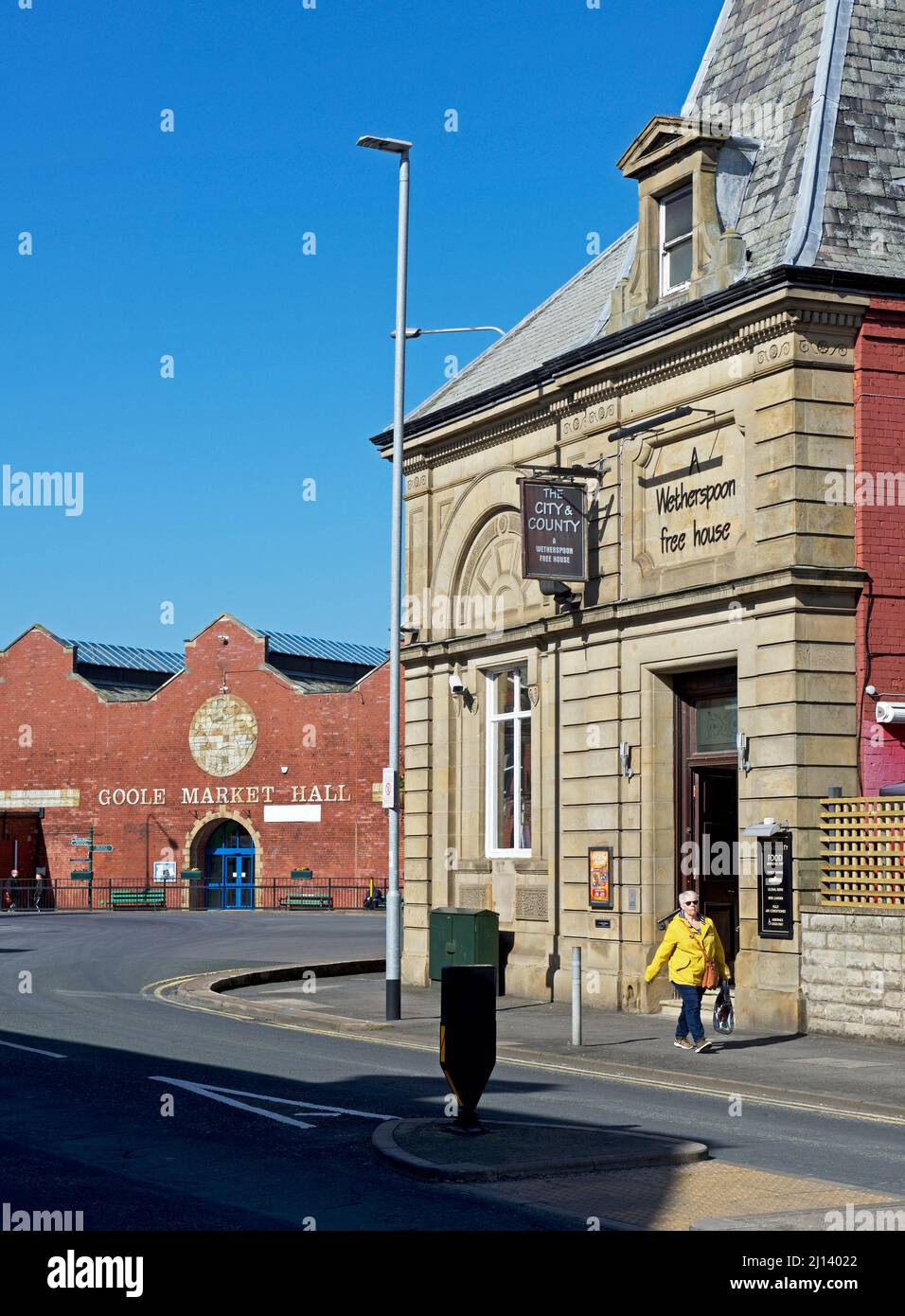 Wetherspoon pub - the City & County - Market Square, Goole, East ...