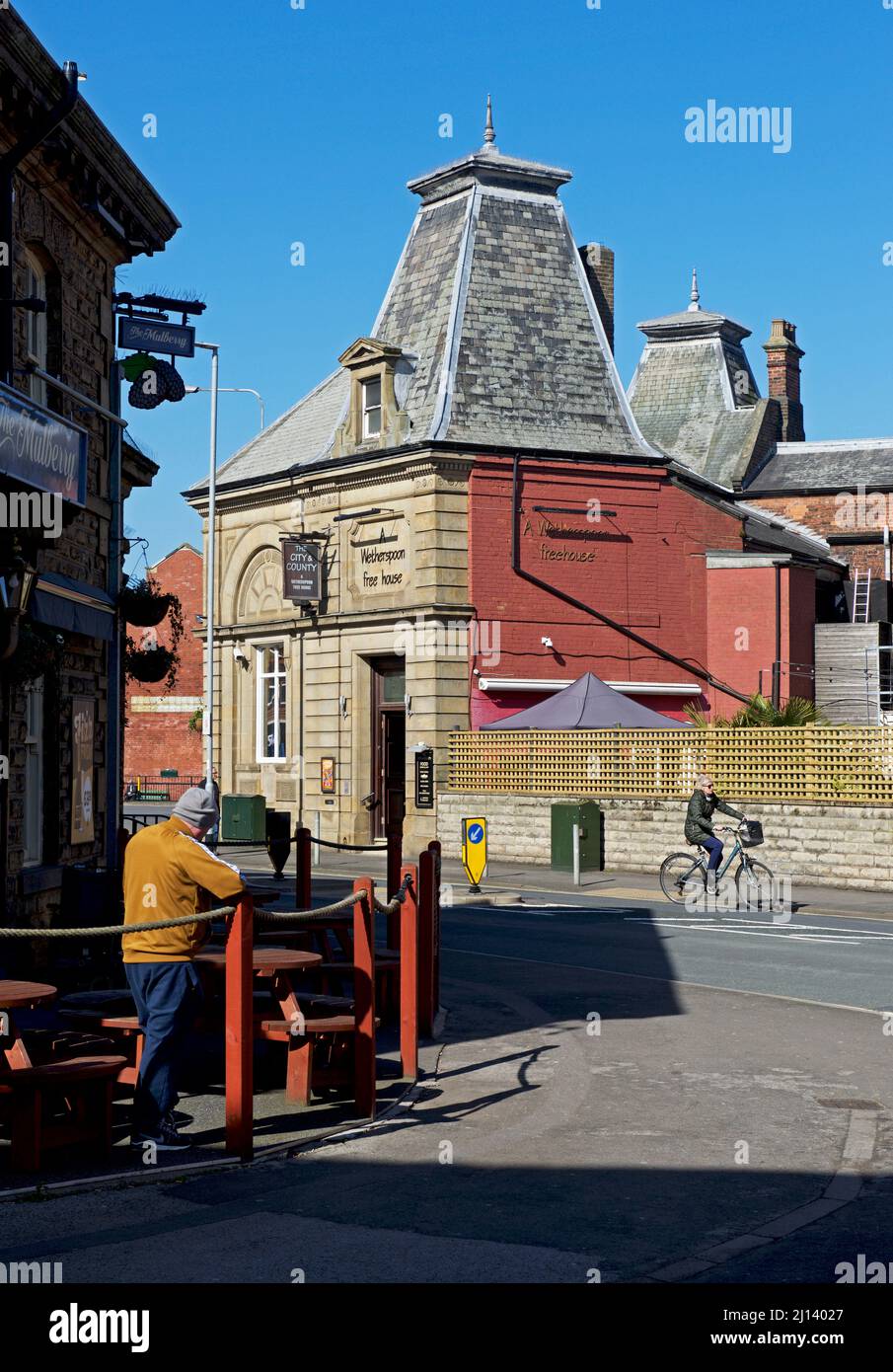 Wetherspoon pub - the City & County - Market Square, Goole, East ...