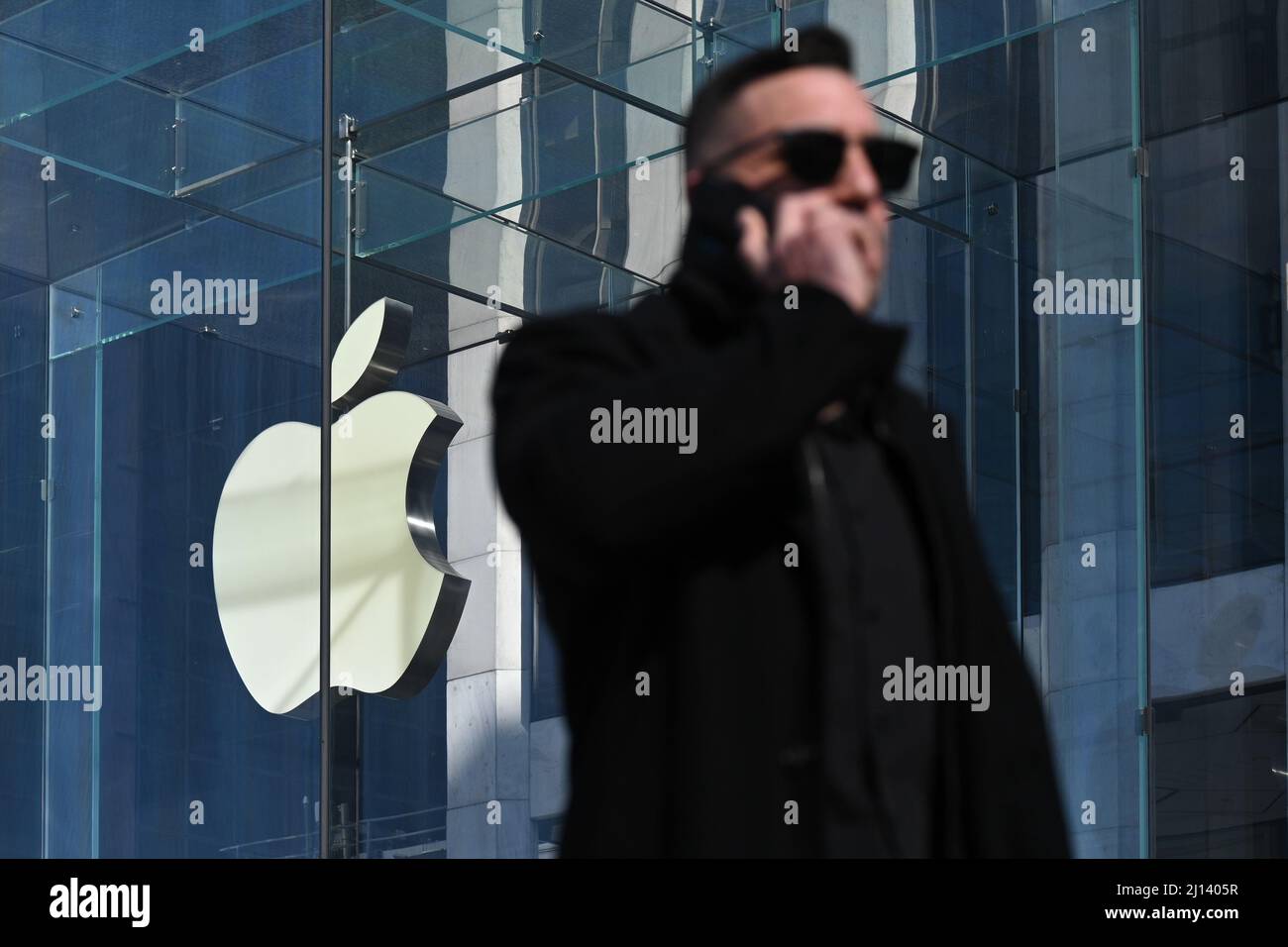The Apple Inc. flagship store on Fifth Avenue in Midtown Manhattan in ...