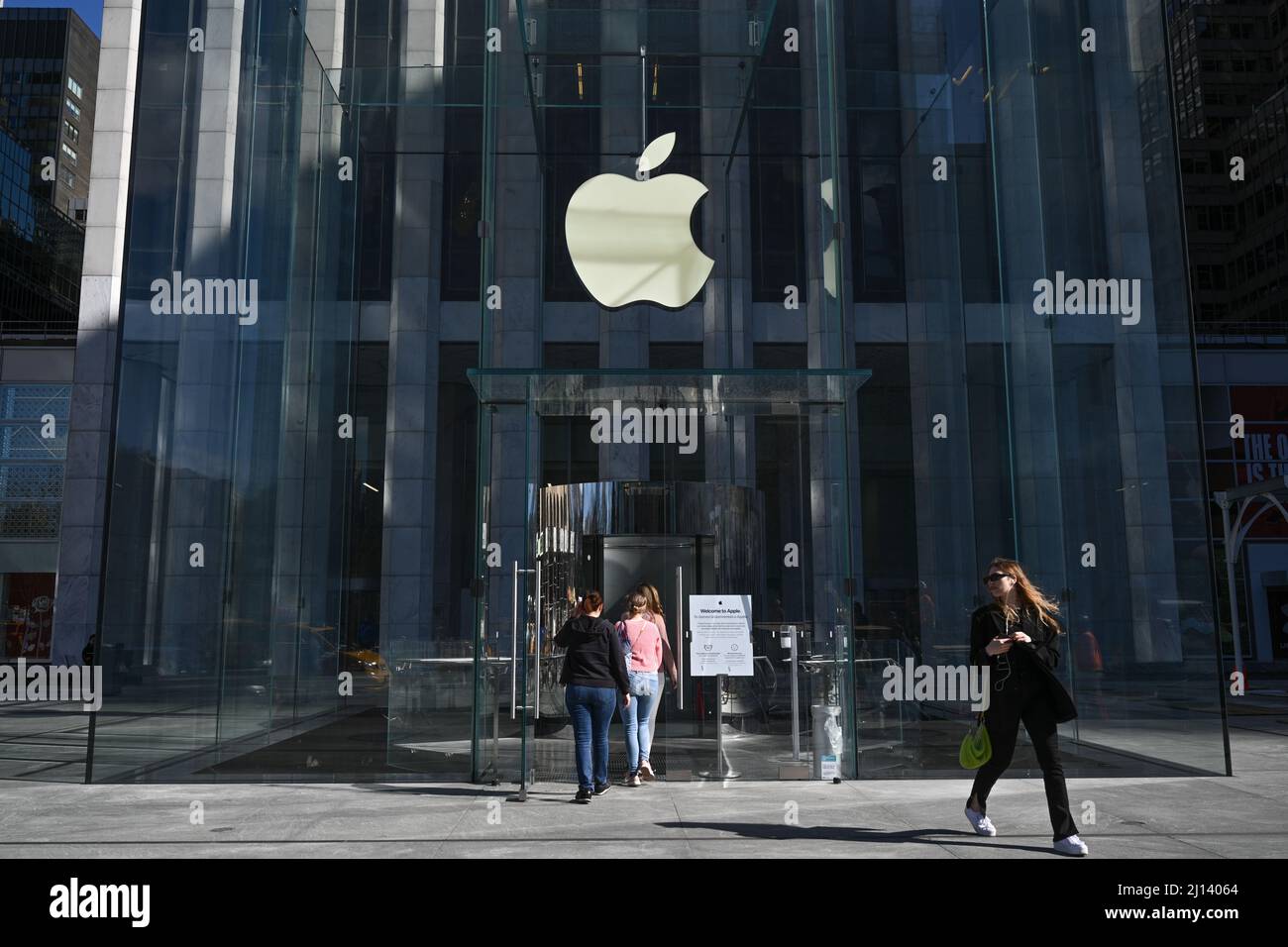 The Apple Inc. flagship store on Fifth Avenue in Midtown Manhattan in ...