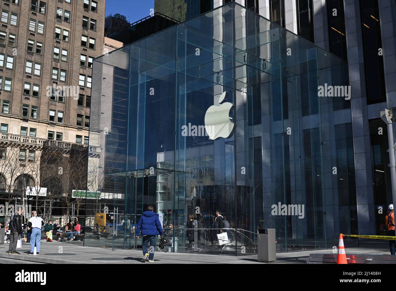 The Apple Inc. flagship store on Fifth Avenue in Midtown Manhattan in ...