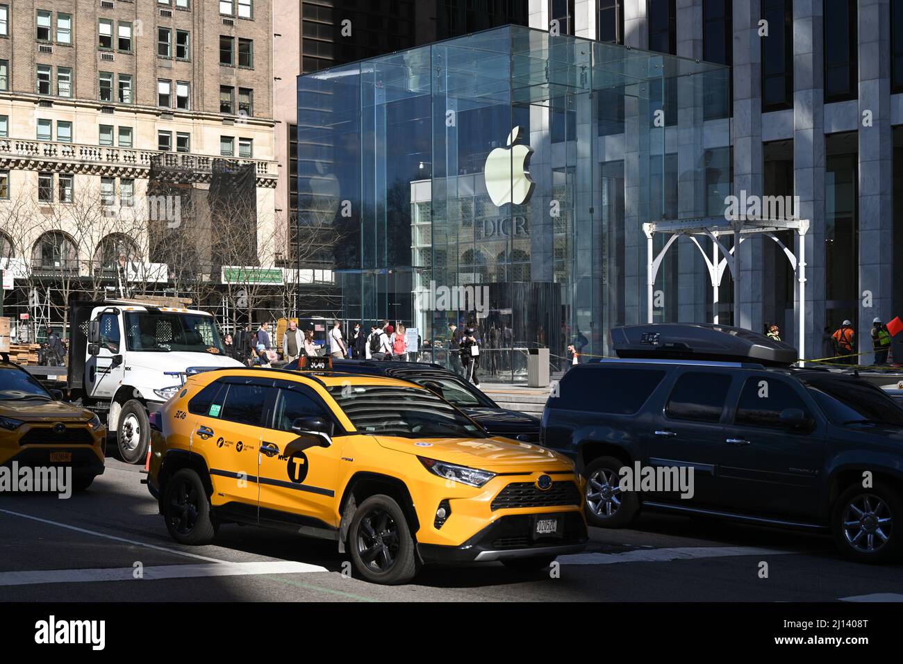 The Apple Inc. flagship store on Fifth Avenue in Midtown Manhattan in ...