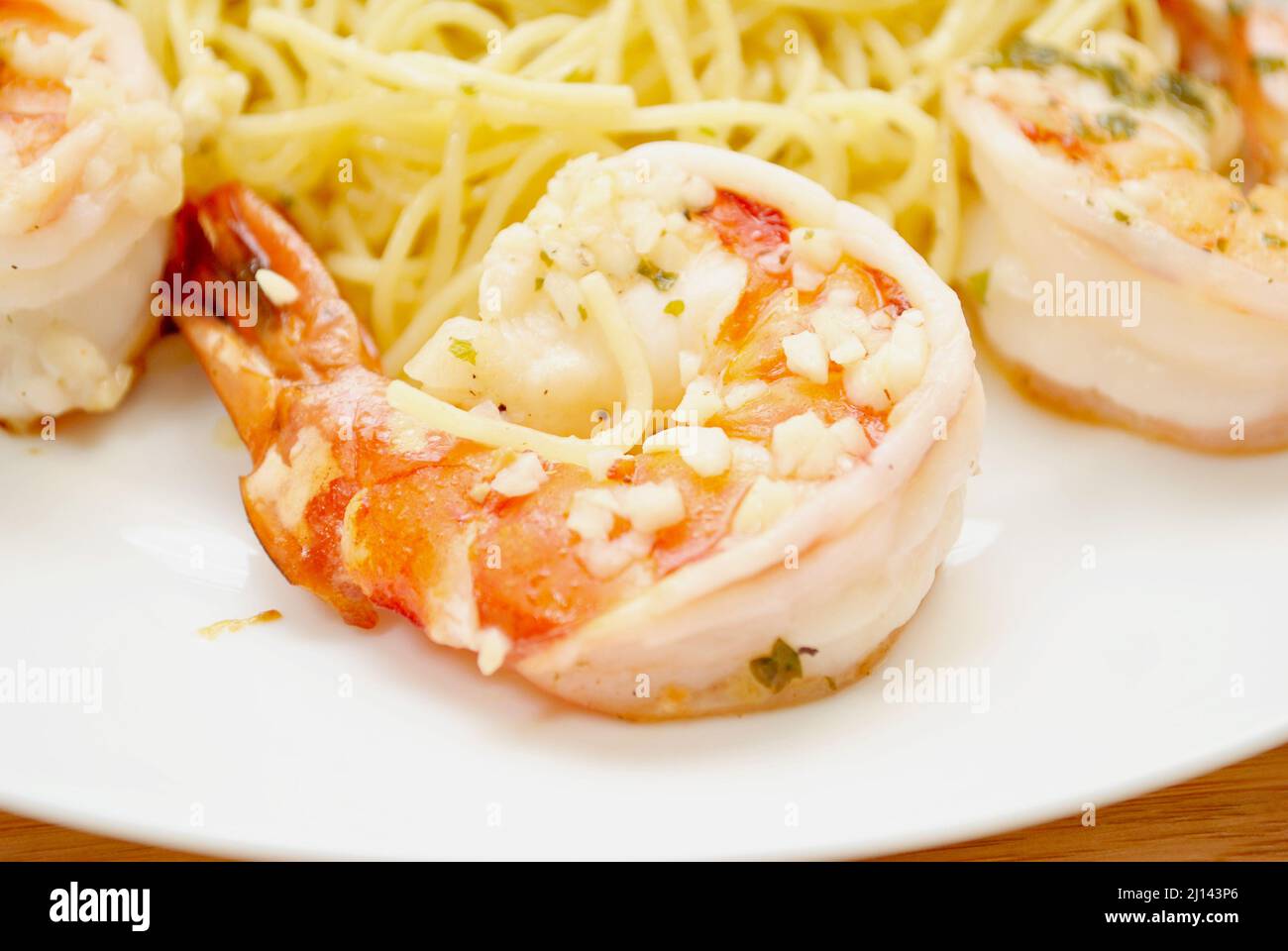 Close Up of Jumbo Tiger Shrimp Scampi & Pasta Stock Photo - Alamy