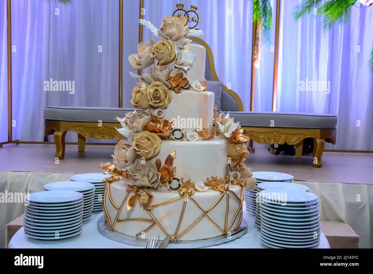 Golden wedding anniversary cake hi-res stock photography and images - Alamy