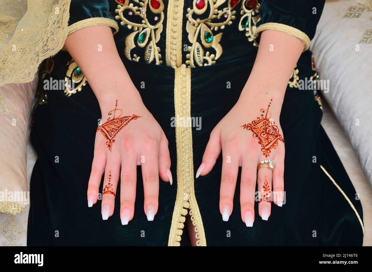 moroccan bride getting henna done before wedding Stock Photo - Alamy