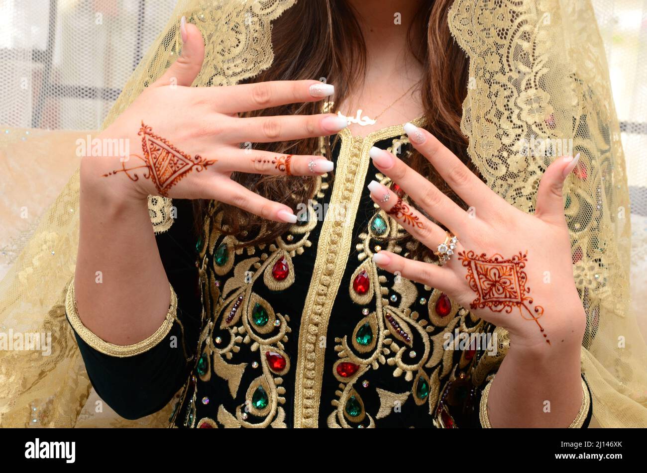 moroccan bride getting henna done before wedding Stock Photo - Alamy