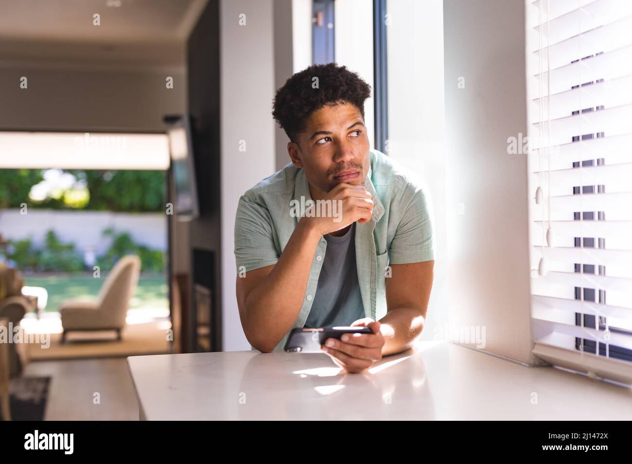 Man leaning on counter hi-res stock photography and images - Alamy