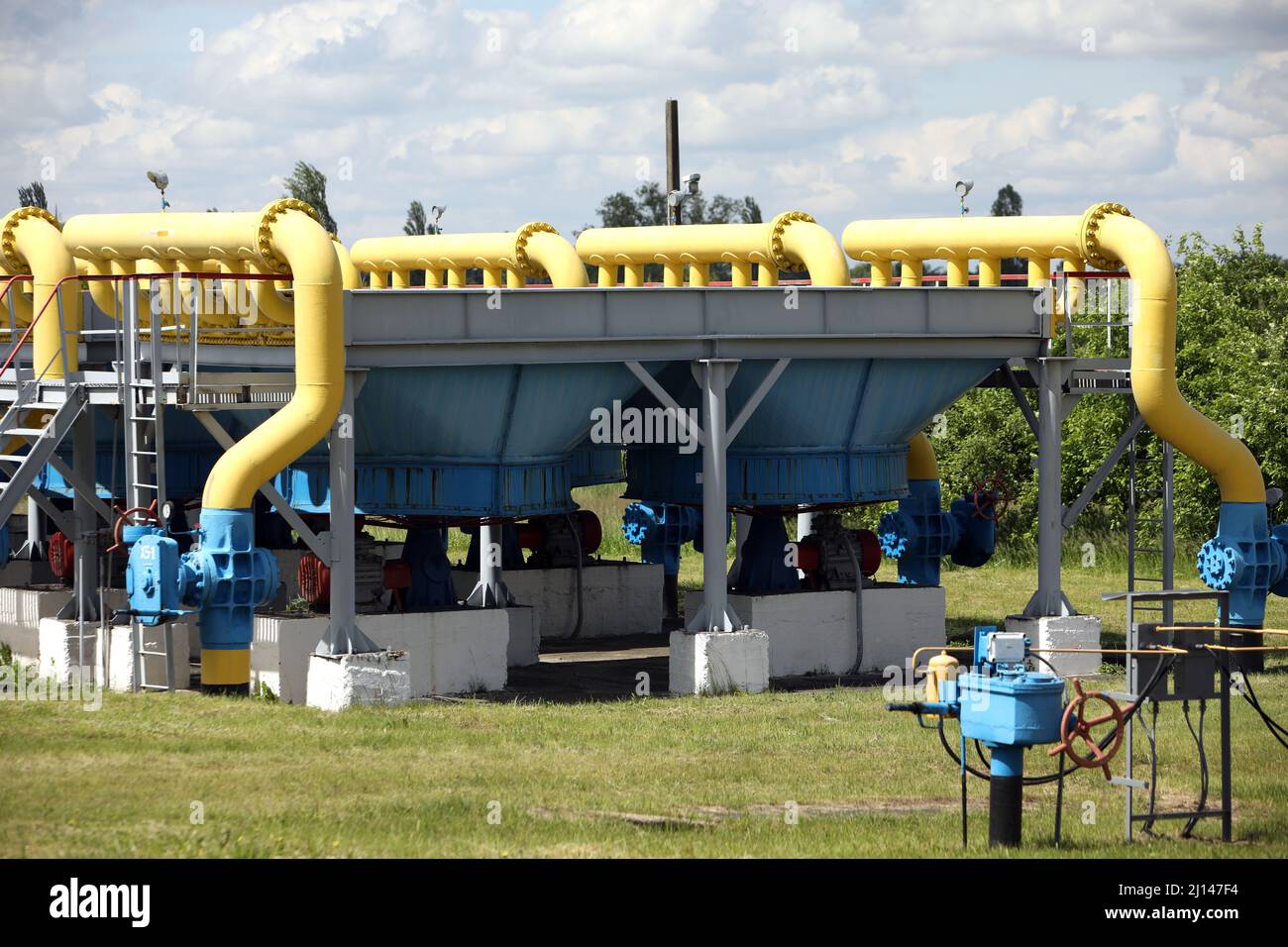 Gas transportation system. Booster pumping station for gas. filling ...