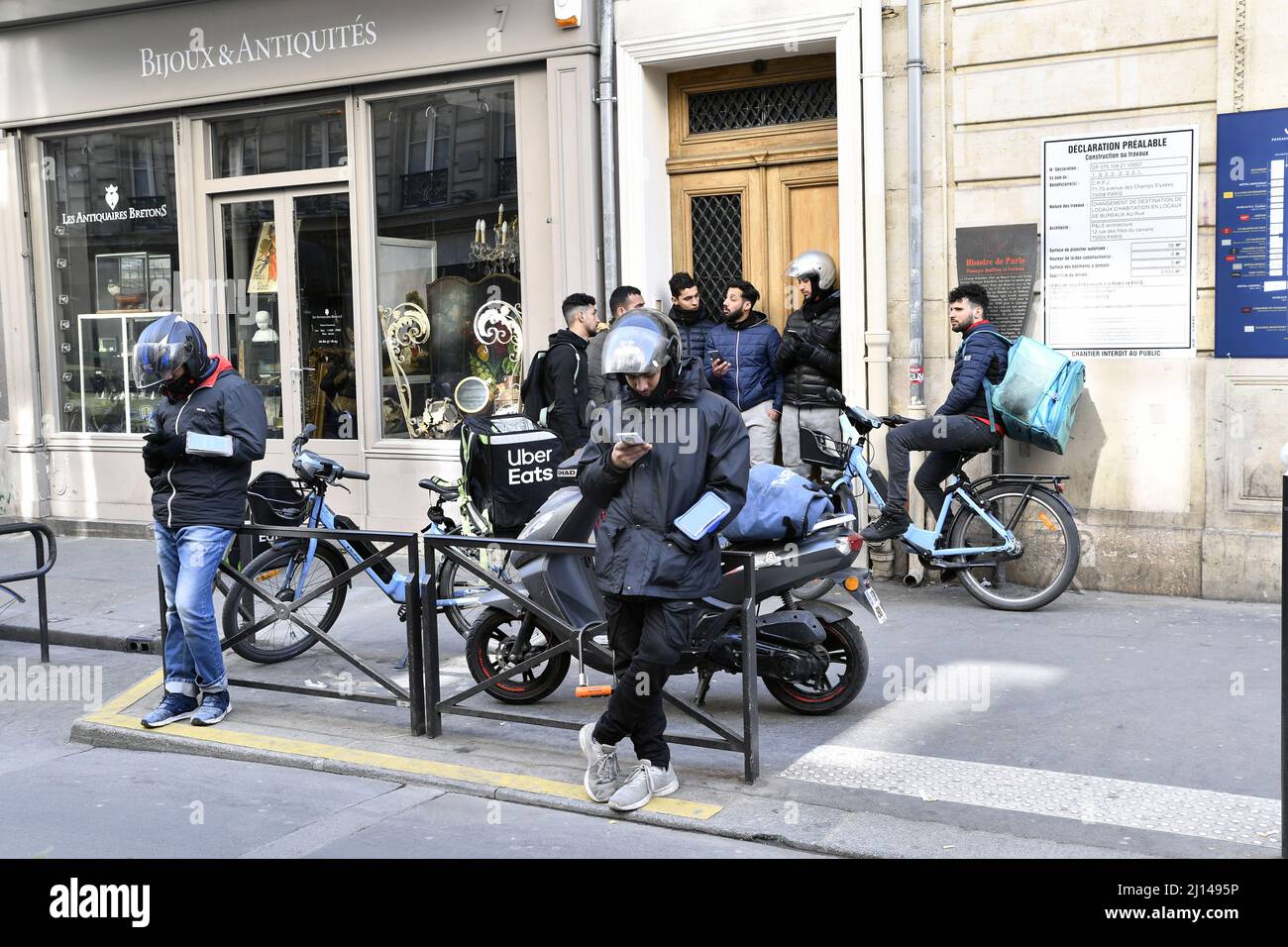 Uber Eats delivery boys waiting - Paris - France Stock Photo - Alamy