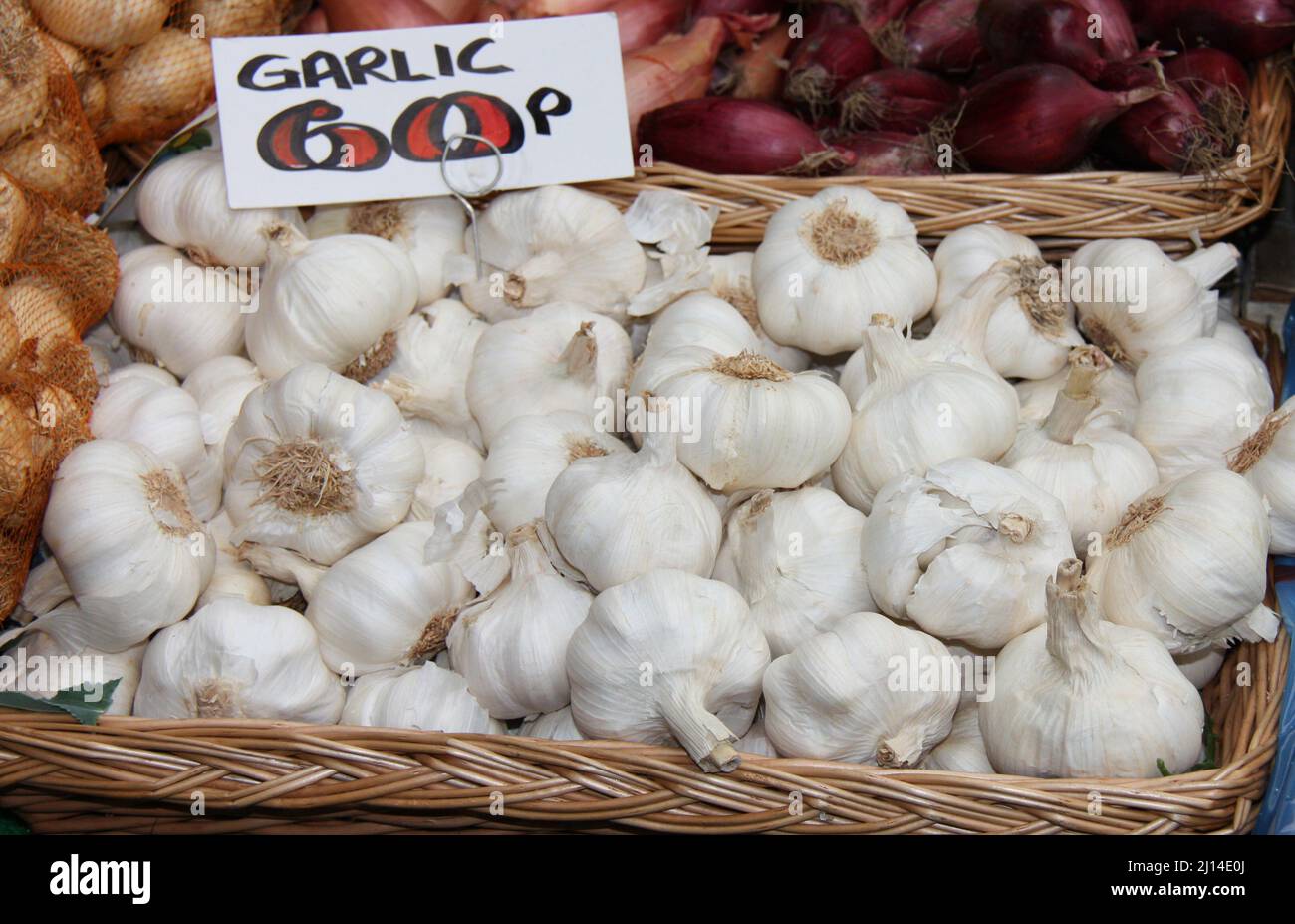 A Display of Garlic Bulbs on a Market Stall Stock Photo - Alamy