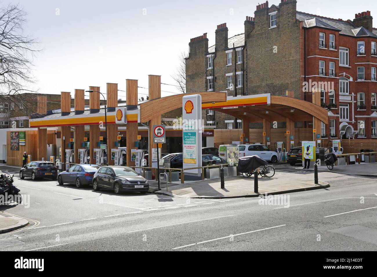 Shell charging station hi-res stock photography and images - Alamy