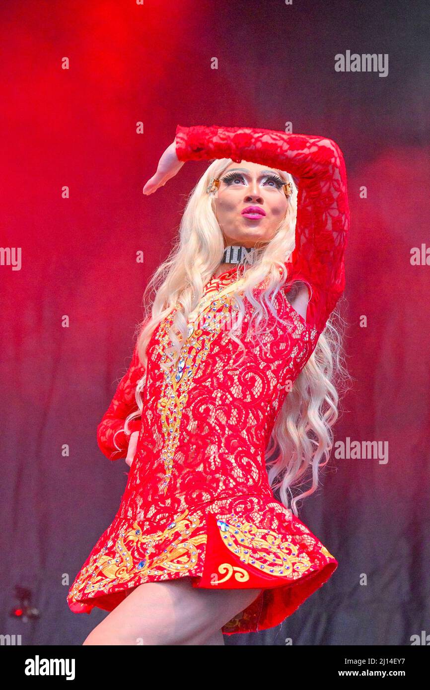 Irish drag queen hi-res stock photography and images - Alamy