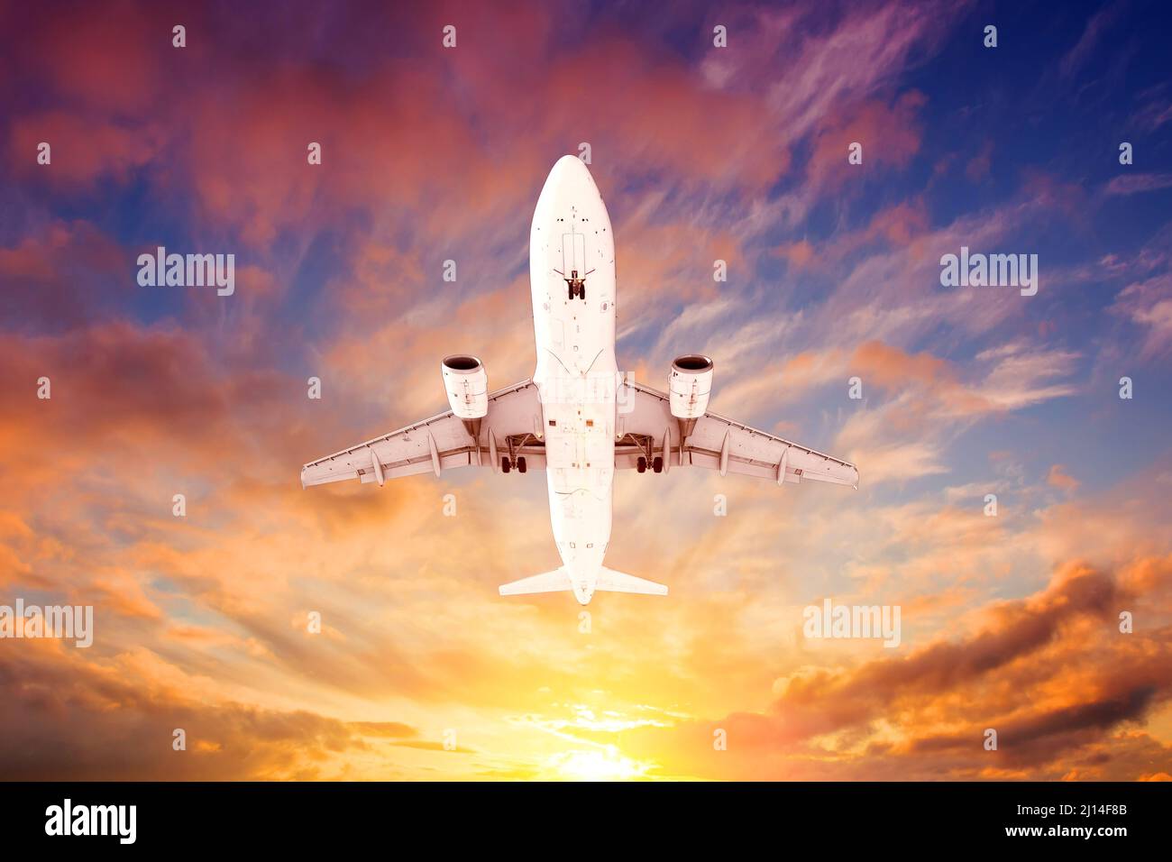 Airplane flying overhead hi-res stock photography and images - Alamy