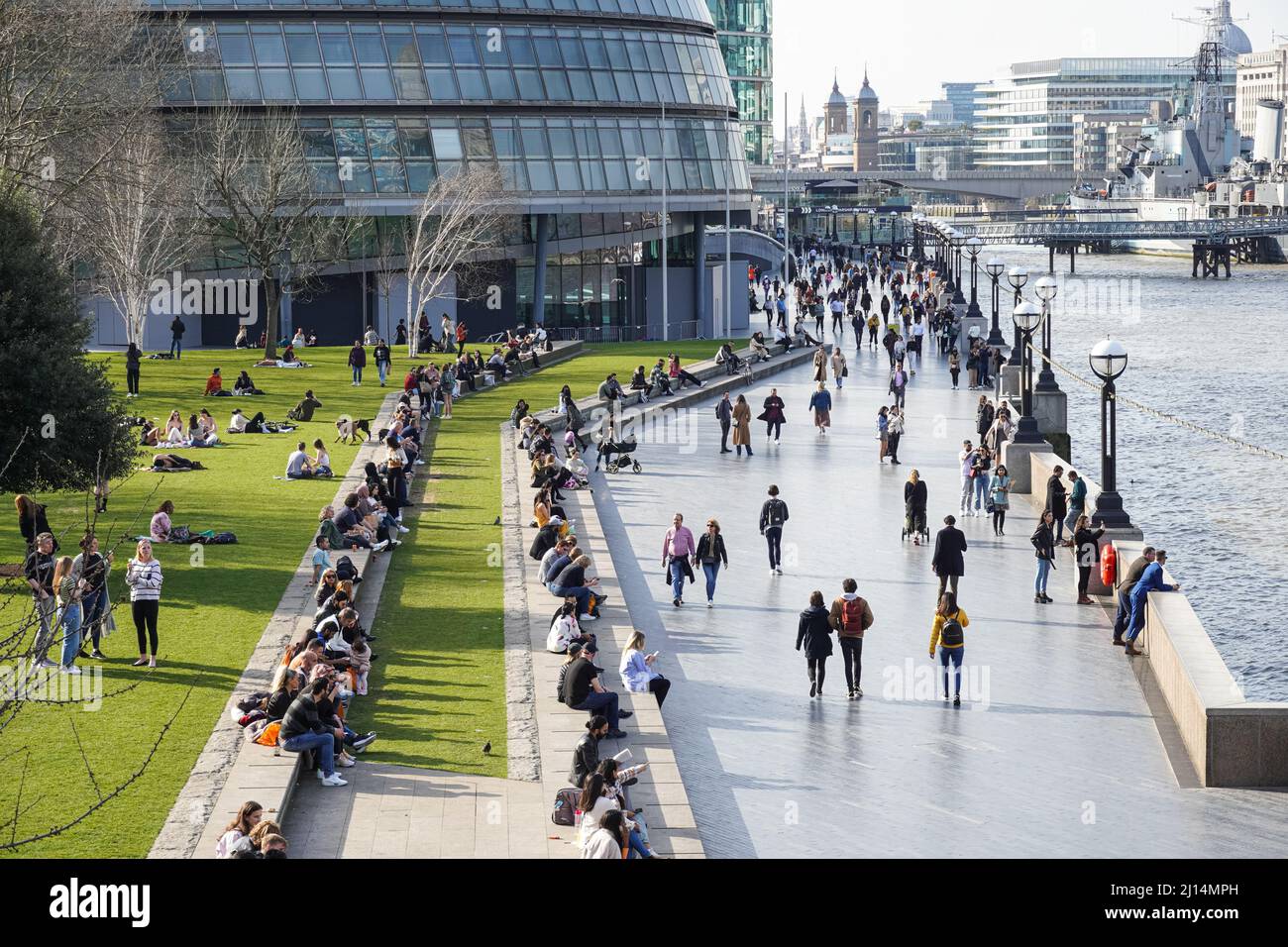Riverside promenade thames hi-res stock photography and images - Alamy