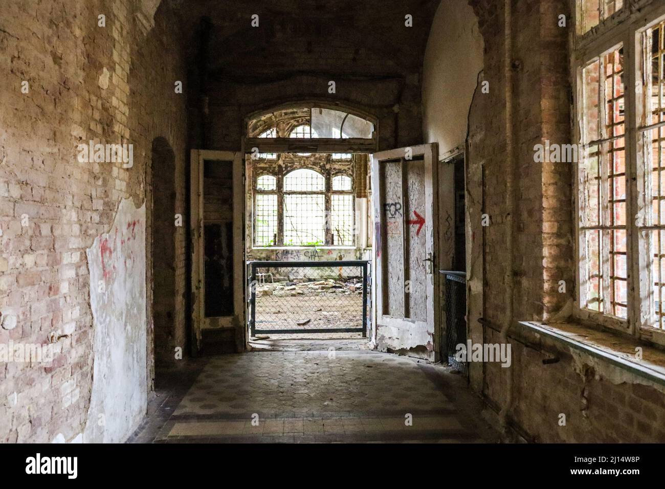 Damaged hospital building hi-res stock photography and images - Alamy