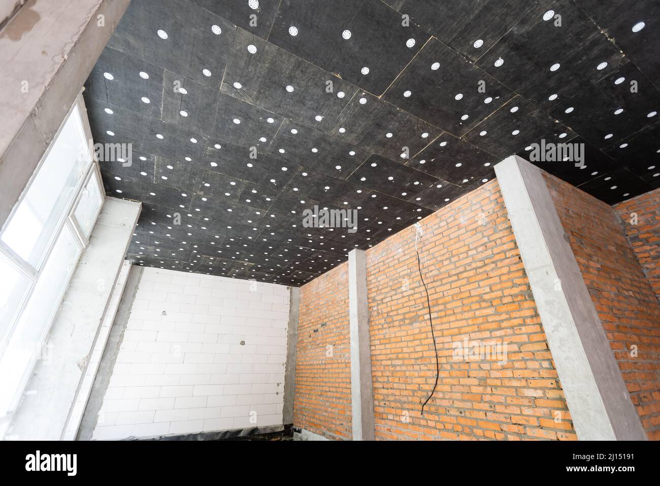 Empty large room in apartment before renovation Stock Photo - Alamy