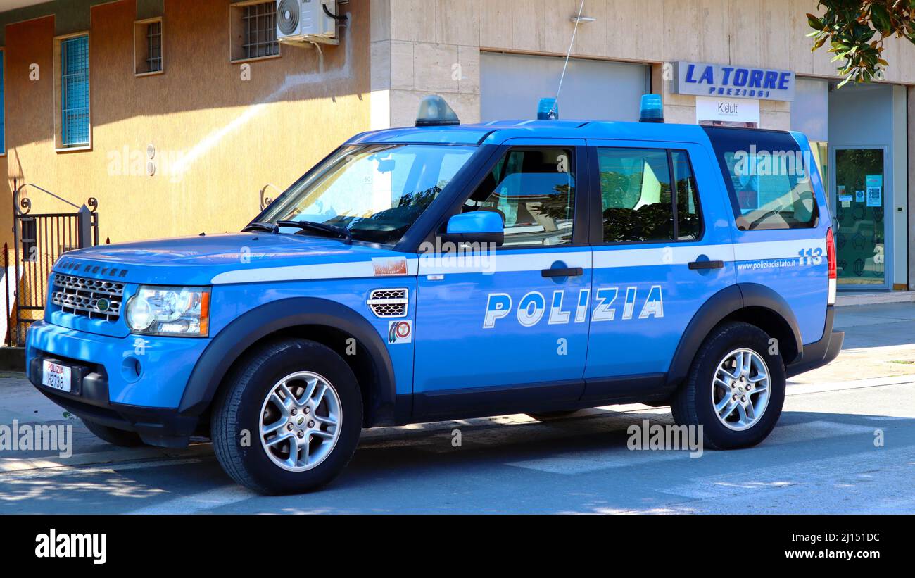 Land Rover Discovery 4, Italian Police car Stock Photo - Alamy