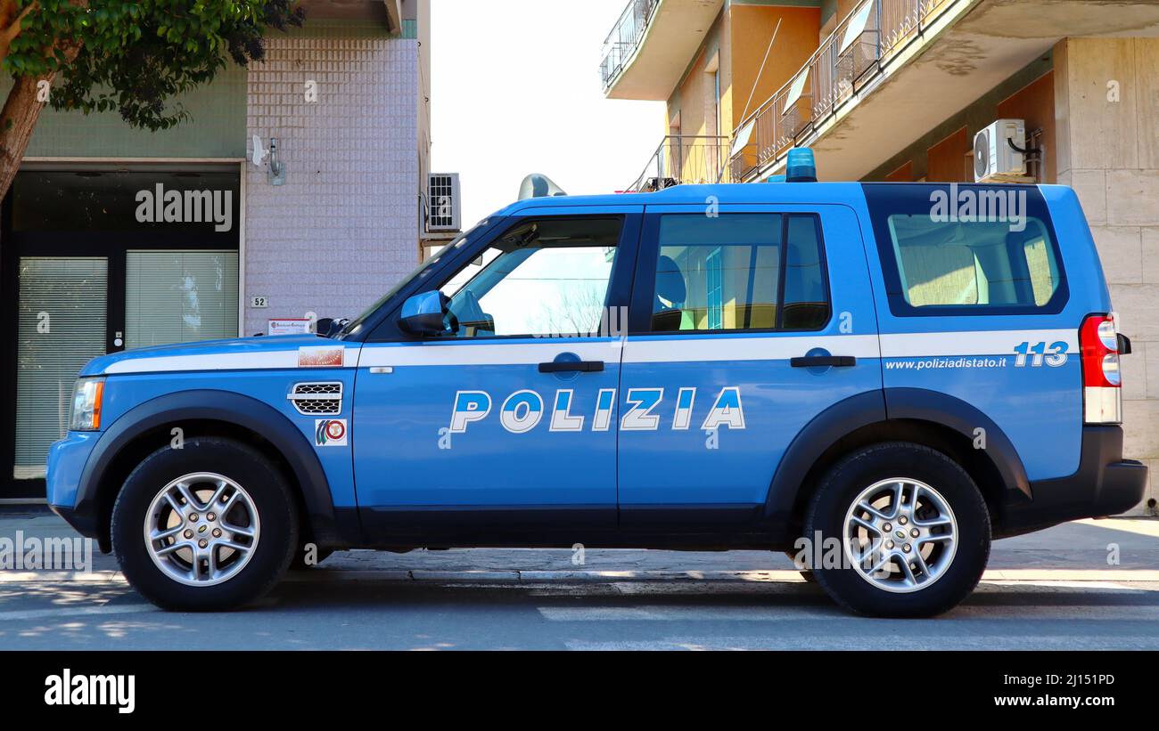 Land Rover Discovery 4, Italian Police car Stock Photo - Alamy