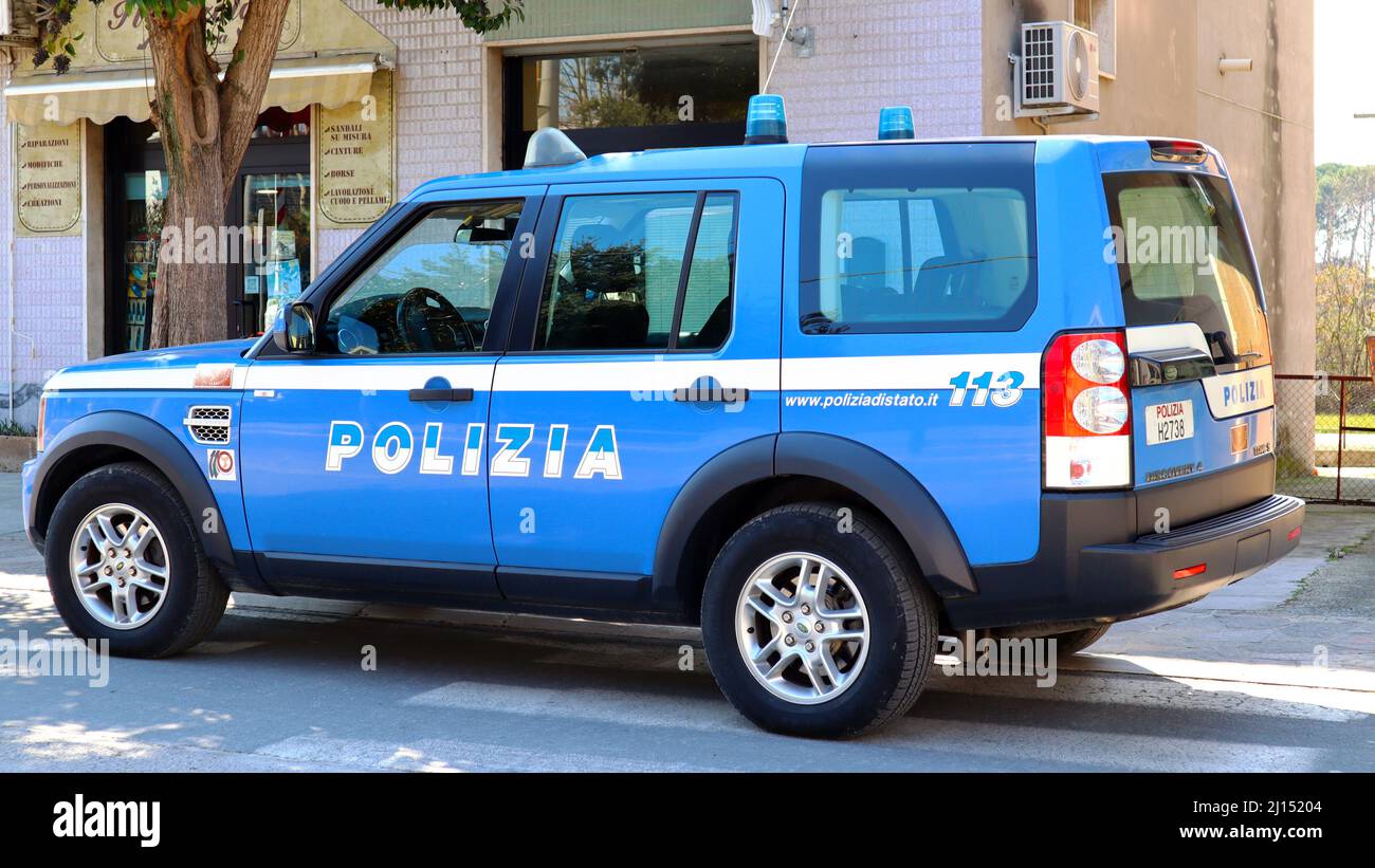 Land Rover Discovery 4, Italian Police car Stock Photo - Alamy