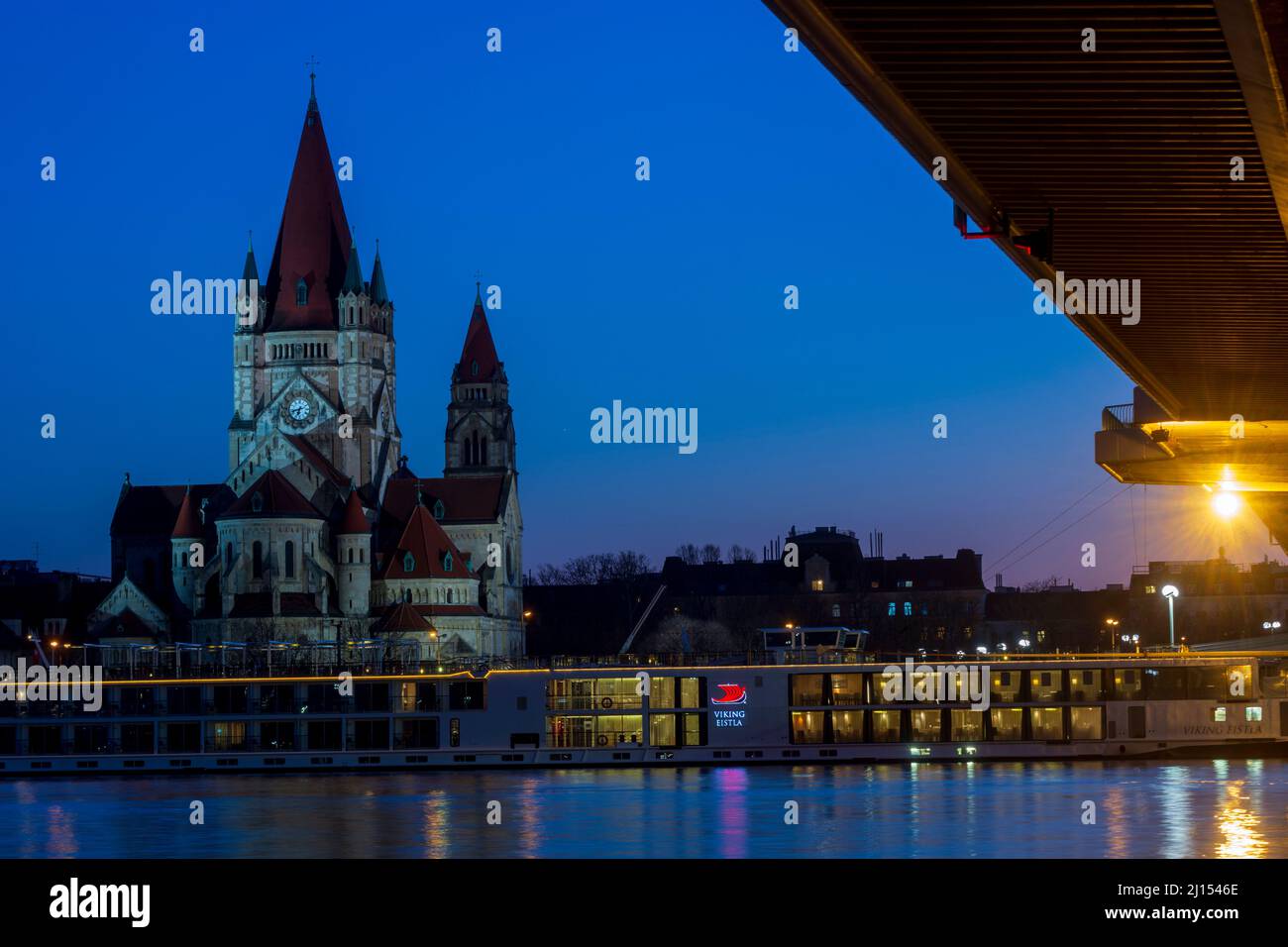 Wien, Vienna: river Donau (Danube), bridge Reichsbrücke, church Franz ...