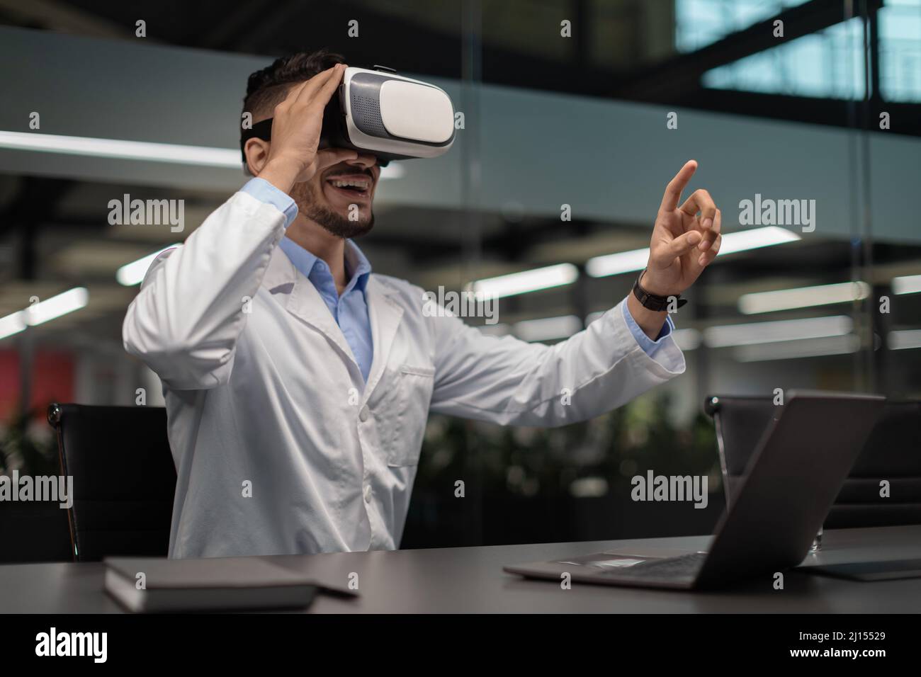 Mature scientist virtual reality hi-res stock photography and images ...
